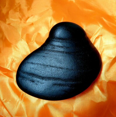 秦岭山黄河渭河奇石：乌金石，禅石。天然原石，无任何加工。