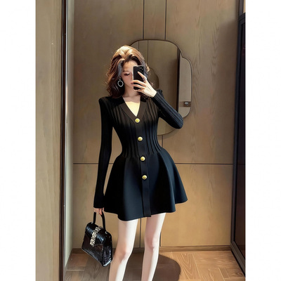 7764千金风纯色显瘦V领连衣裙秋冬新款针织裙约会穿搭淑女纯欲风