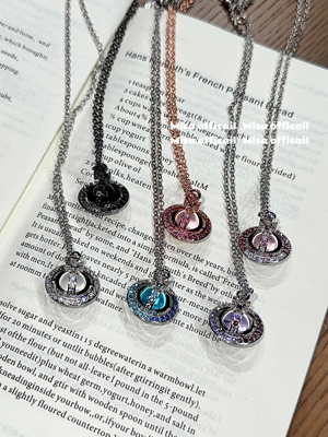 Misa official｜性价比满满的～满钻渐变蓝紫黑色orb爆闪土星项链