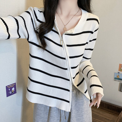 玖月胖妹妹春装大码女装2026年新款条纹针织衫斜开叉显瘦上衣