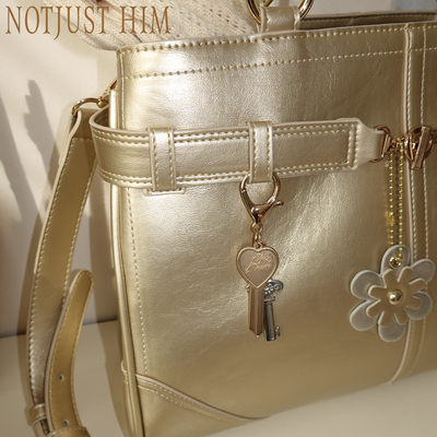 花筏NOTJUSTHIM《Carrie’s Bag》复古爱心哑光金花纹钥匙包挂件