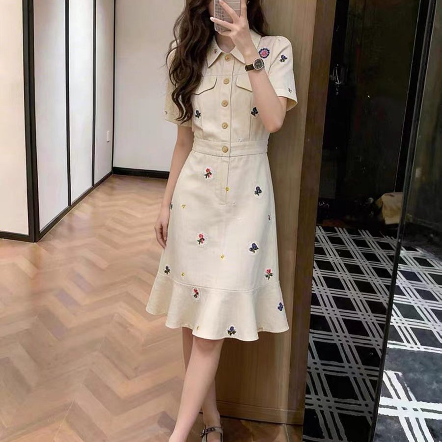 法式气质米色衬衫连衣裙女2026夏季新款特别漂亮掐腰巨好看长裙子