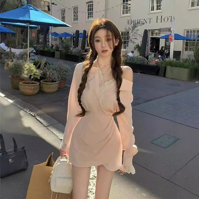 纯欲风露肩长袖衬衫连衣裙女初秋新款蕾丝拼接显瘦法式收腰短