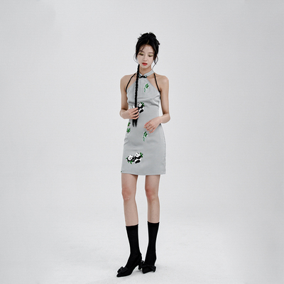 新中式年轻款刺绣旗袍