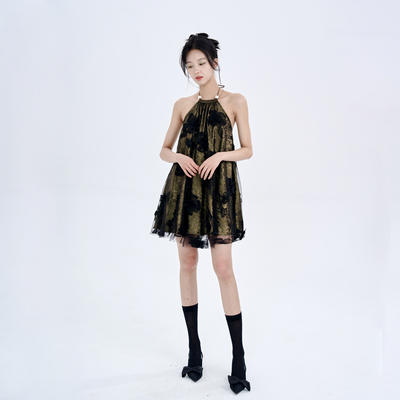 立体花朵挂脖露肩连衣裙