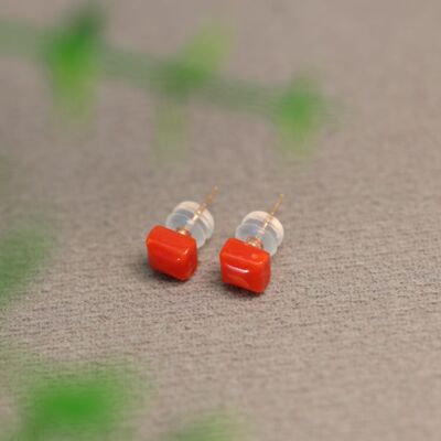 18K金镶嵌天然有机红宝方块耳钉