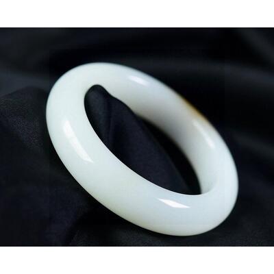 精品天然和田玉且末糖羊脂玉54-55圈口玉手镯玉质细腻重78.6克cs0