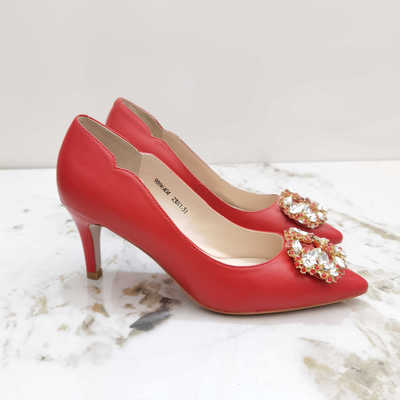 红色浅口高跟鞋尖头时尚