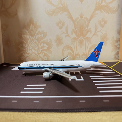 中国南方航空波音767，就盒子拆开摆了摆拍照盒子飞行状态支架，