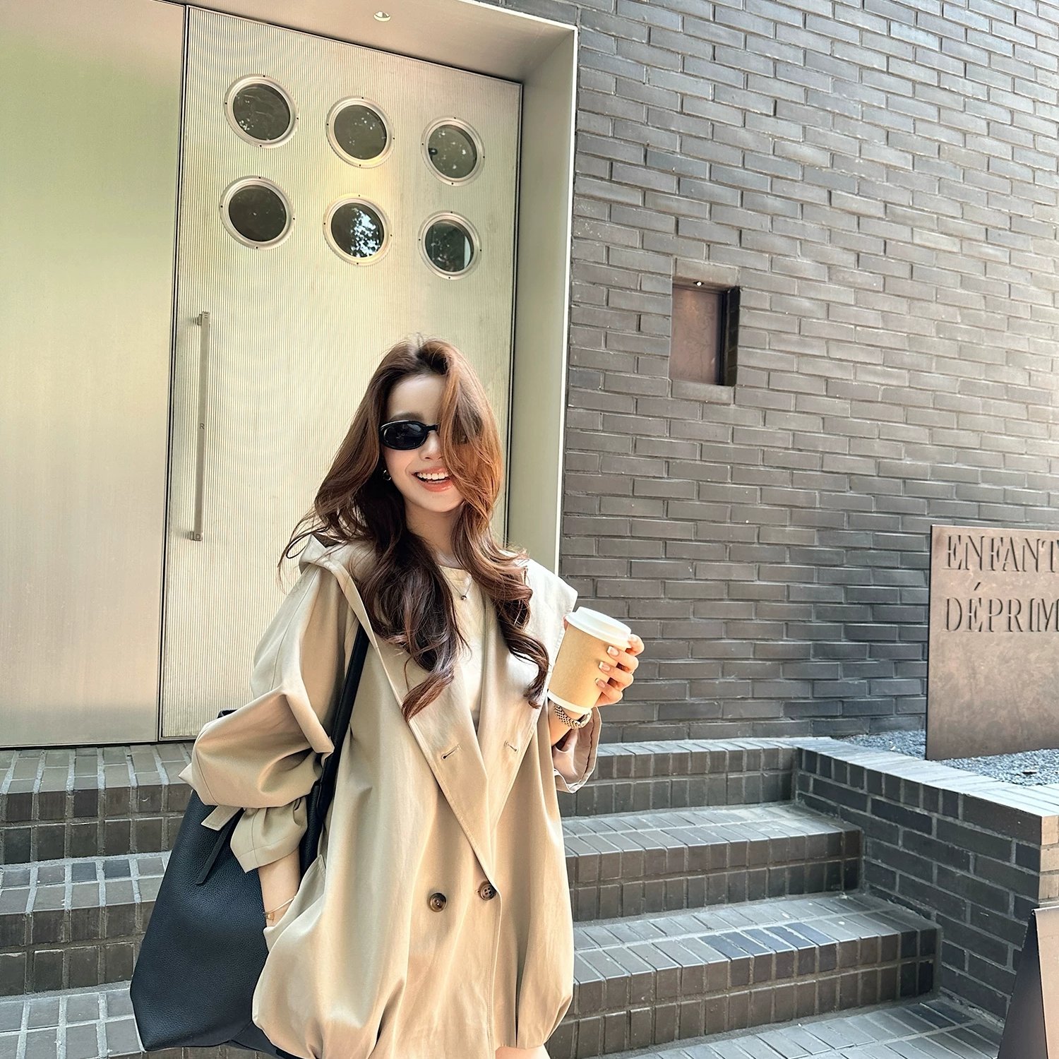 Lilylikes巴塞日落低饱和浅卡其百搭连帽风衣 时髦在欧洲街区