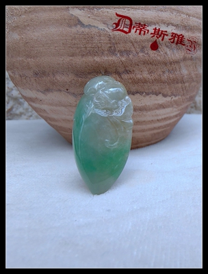 蒂斯雅~阳绿福手工雕刻老货缅甸硬玉A货吊坠~需配18K金扣或者银扣