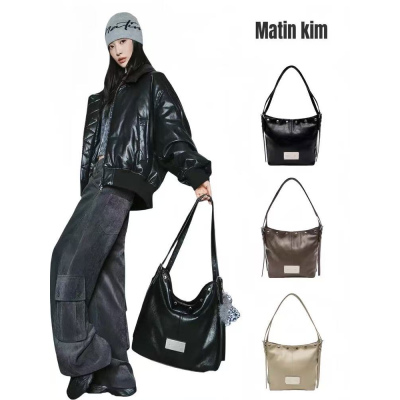 韩国Matinkim小众秋冬新款复古铆钉机车双肩带单肩托特水桶流浪包