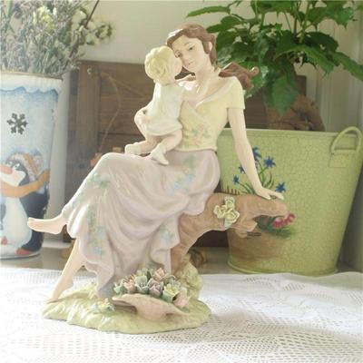 外贸出口西班牙雅致高温陶瓷人物手工彩绘捏花温情母子时光摆件