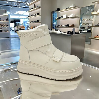 带魔术扣的雪地靴再冷也不用担心