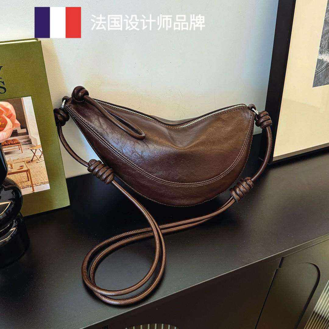 法国MK NB专柜正品 软皮三角包包女2026新款单肩斜挎牛角包饺子包