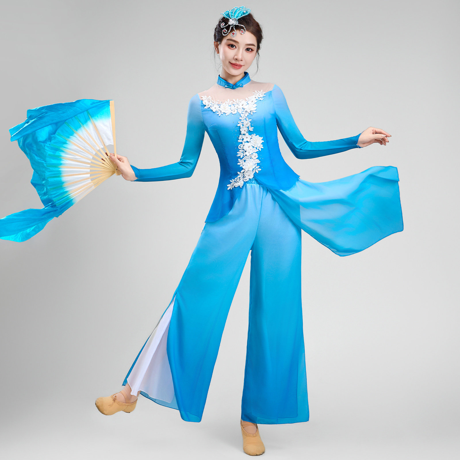 蓝色渐变古典舞演出服女立领扇子舞练功服艺考胶州秧歌剧目表演服
