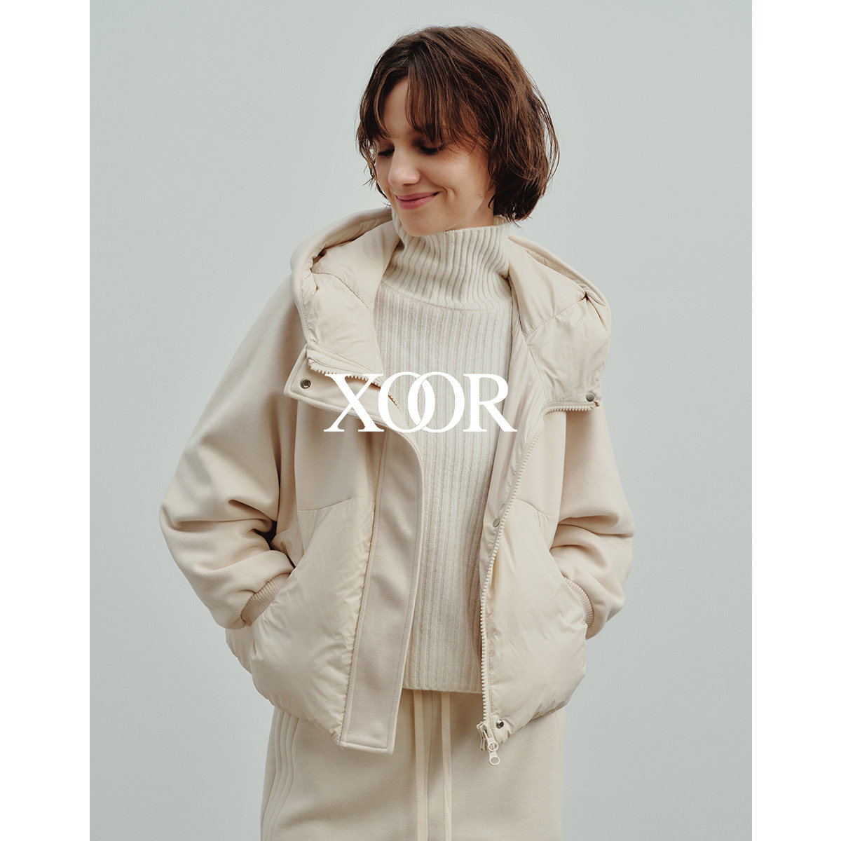 XOOR异料拼接连身袖短款羽绒服2025冬女连帽针织羽绒撞色保暖外套