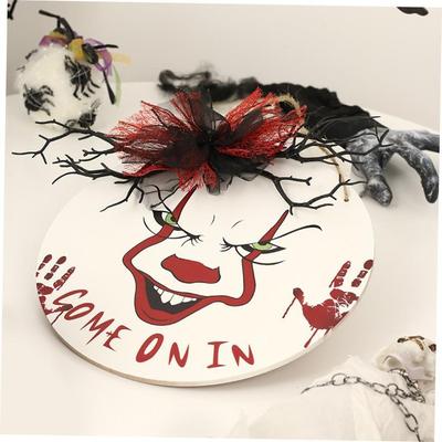Halloween decorations clowns hang on doors and walls装饰门挂