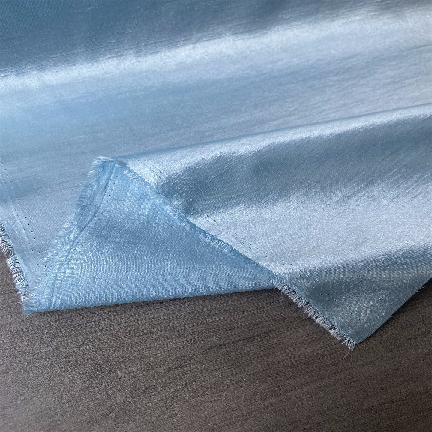 湖蓝色缎面百分百涤纶垂坠时装面料顺滑亲肤抗皱定制设计师布料