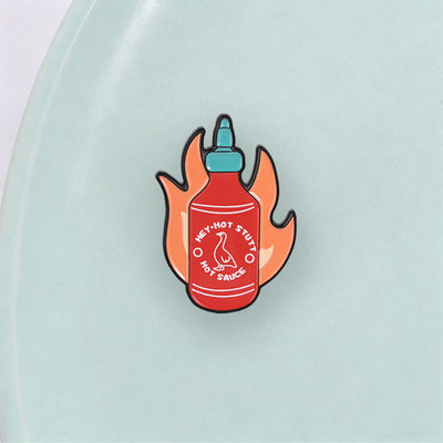 火焰红瓶是拉差辣椒酱胸针HEYHOT STUFF趣味白鹅辣酱金属珐琅别针