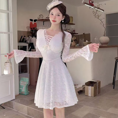 法式纯欲镂空V领蕾丝收腰连衣裙