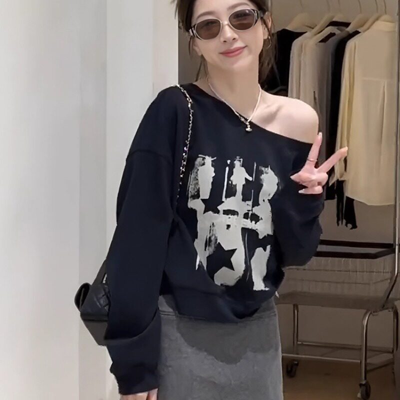 韩系学院风复古印花斜肩卫衣女2025秋季新款慵懒显瘦露肩长袖上衣