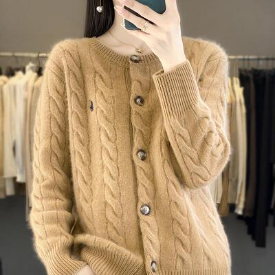 慵懒加厚麻花圆领刺绣羊绒开衫女