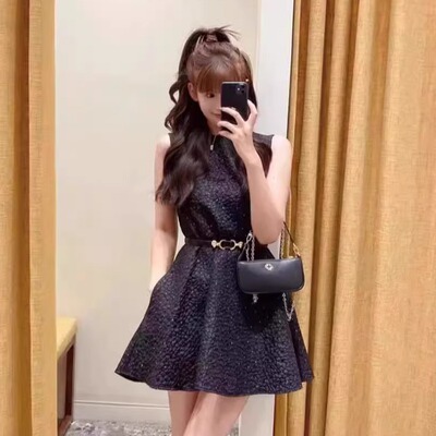 短款无袖泡泡裙连衣裙