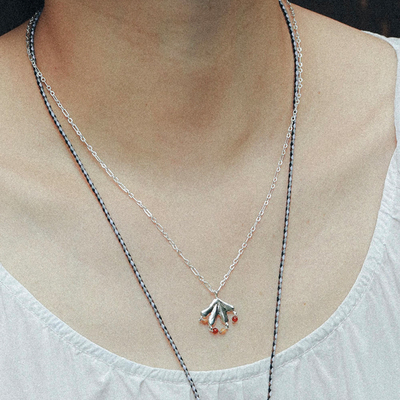 inLESS | 乌鸦巢 Crow's Aerie 叶子串珠单吊坠银项链