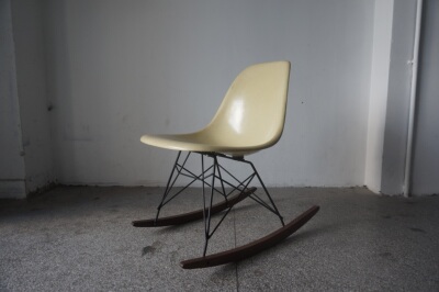 Hermanmiller米白色摇椅Eames
