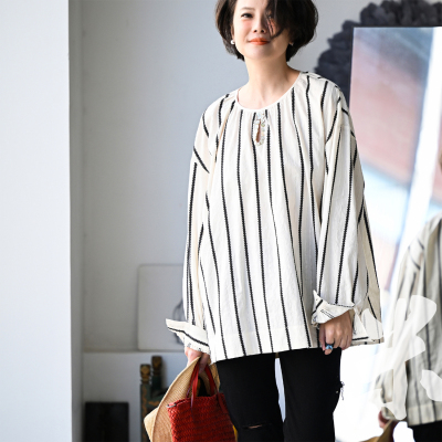 圆领贝壳装饰竖条纹纯棉长袖衬衫