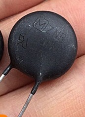 【全新】压敏电阻 V14911U 14D911K 14911 14MM 910V 电子元器件