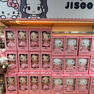 现货日本限定快闪hello kitty联名jisoo公仔玩偶30cm金智秀