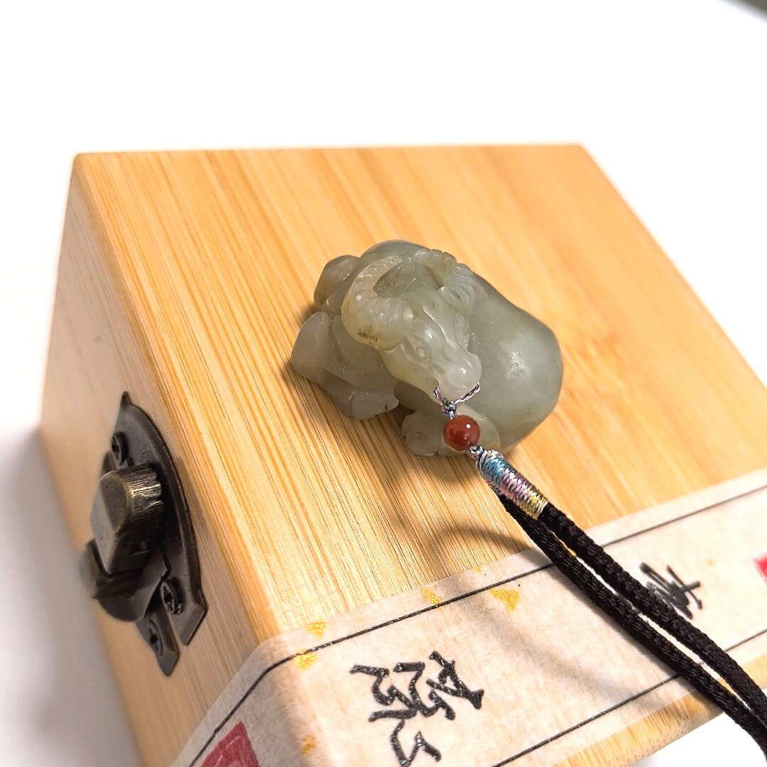 D142# 天然和田玉青白玉生肖牛吊坠 29*22.5*16mm 配翡翠 配证书