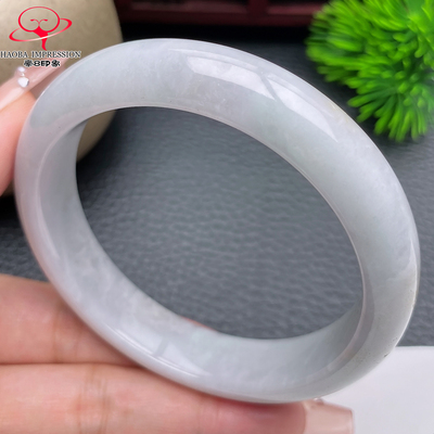 豪8印象X26010X1011翡翠手镯圈口61.4天然白底浅绿洒金玉镯-沙眼