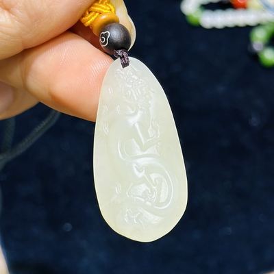 新疆和田白玉山料生肖龙挂件    ld05042
