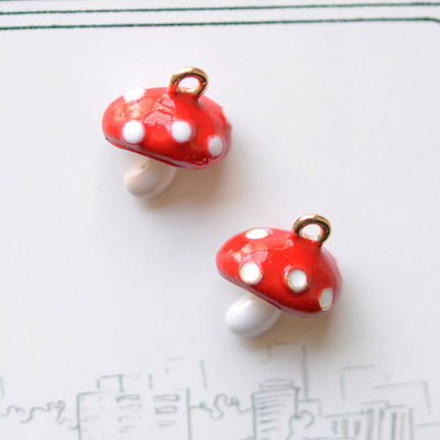 HJ24 立体红蘑菇金色滴油 高品质精致小挂件吊坠饰品配件 1个