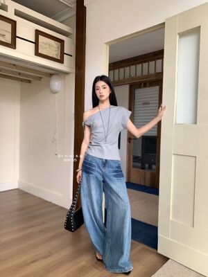 本谜benmi斜肩露肩短袖T恤女夏季设计感修身辣妹不规则一字肩上衣