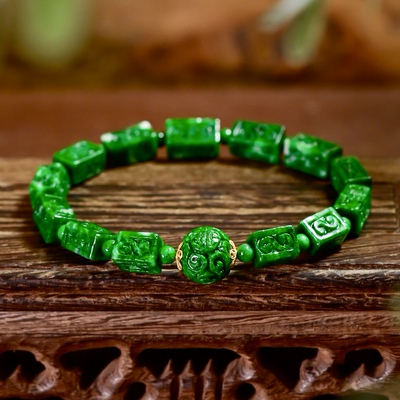天然辣绿雕花云纹翡翠方珠手链女