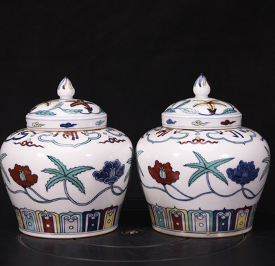 大明成化年制缠枝秋葵纹宝顶天字罐