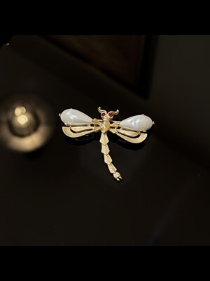 中古不退换｜皇冠Trifari 1957年海报 蜻蜓胸针