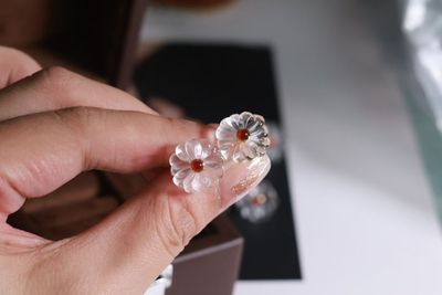 s925银镶天然老烧红宝石，白水晶雕花耳钉。晶体干净