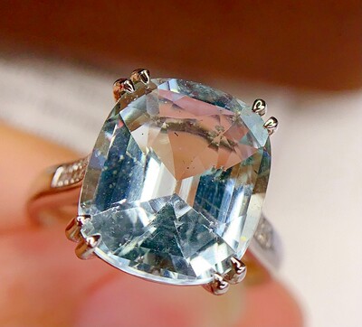 18k天然海蓝宝戒指 总重：3.71克主石：8.88克拉 钻石：28颗