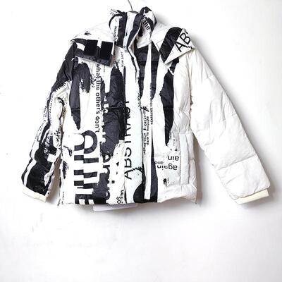 圣迪家宽松短款连帽羽绒服印花