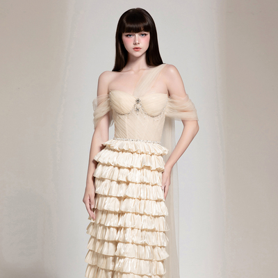 越南小众品牌CHOU PHAN 2025年秋季新款华丽米白色吊坠长裙