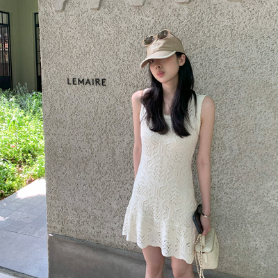 喂狗小面包高级感裙子女2026新款夏气质重工镂空吊带连衣裙两件套