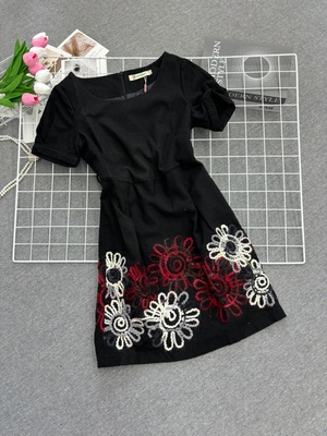 2026新款时尚气质显瘦减龄复古毛呢绣花立体短袖连衣裙修身裙子