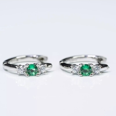 小巧精致方晶锆石祖母绿环状耳环
