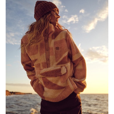 夕阳暖芒羊羔绒纽扣开合抓绒衫