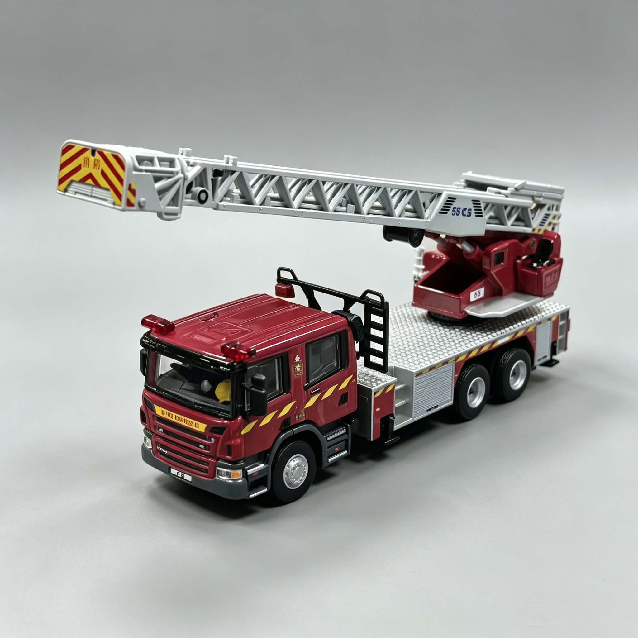 微影tiny1/76香港消防处55米钢梯车F131云梯车斯堪尼亚驻守港湾